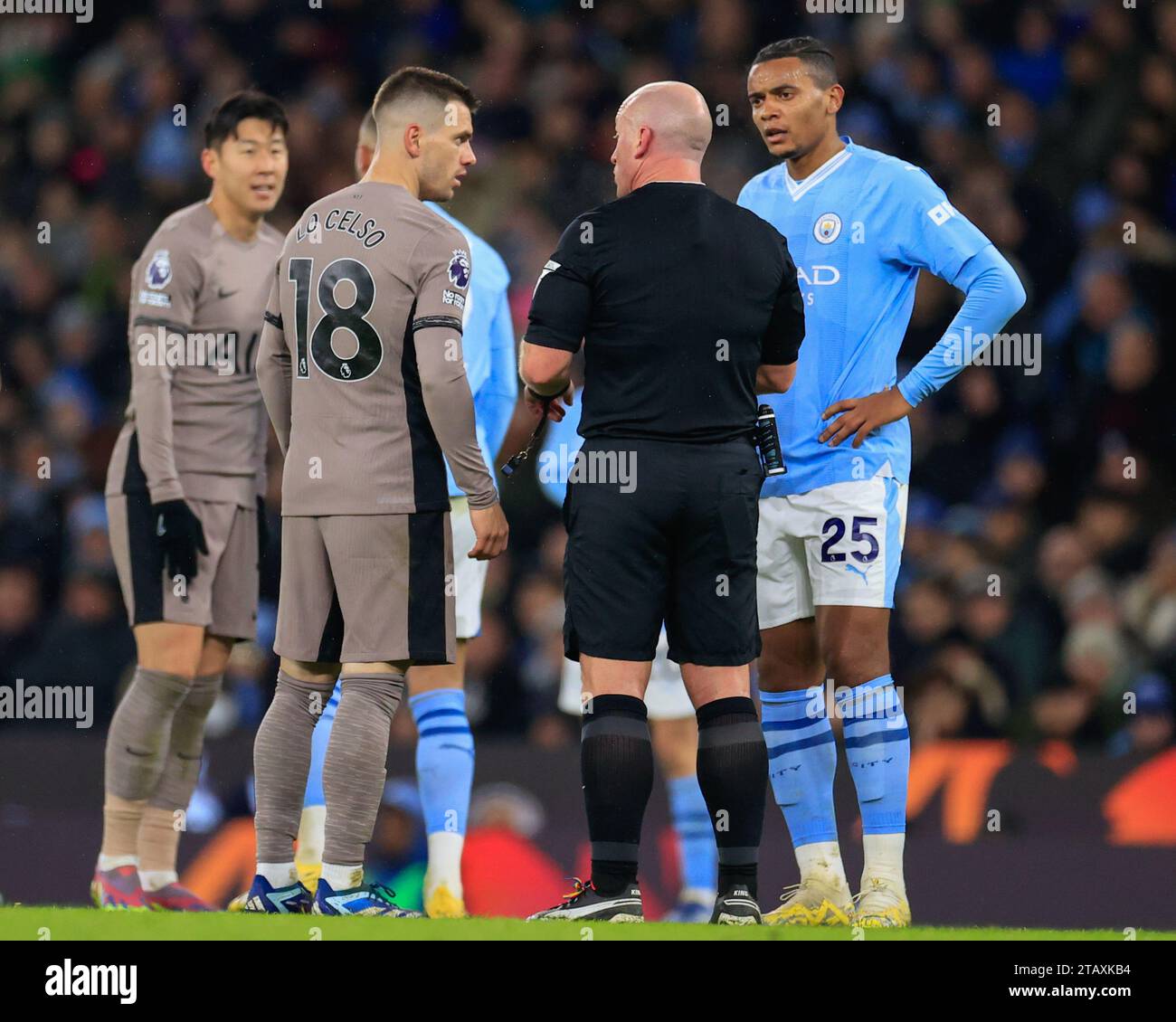 Manchester, UK. 03rd Dec, 2023. Referee Simon Hooper talks to Giovani ...