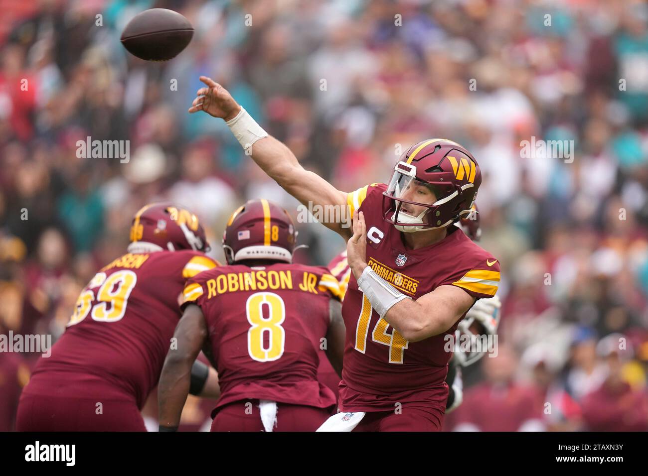 Washington Commanders quarterback Sam Howell (14) passes against the ...