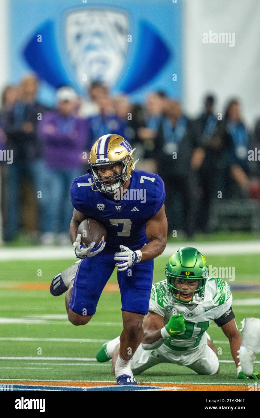 Washington Running Back Dillon Johnson (7) runs with the football ...