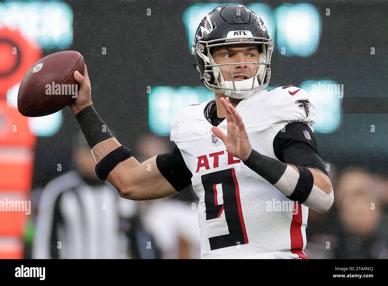 Atlanta Falcons quarterback Desmond Ridder (9) passes against the New ...