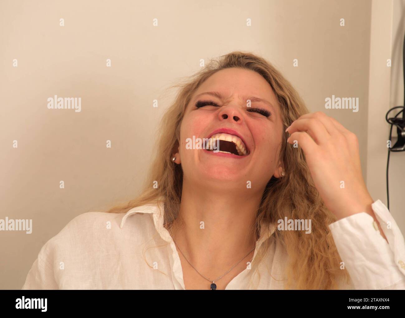 Frau blonde haare lacht hi-res stock photography and images - Alamy Frau blonde haare lacht hi-res stock photography and images - Alamy