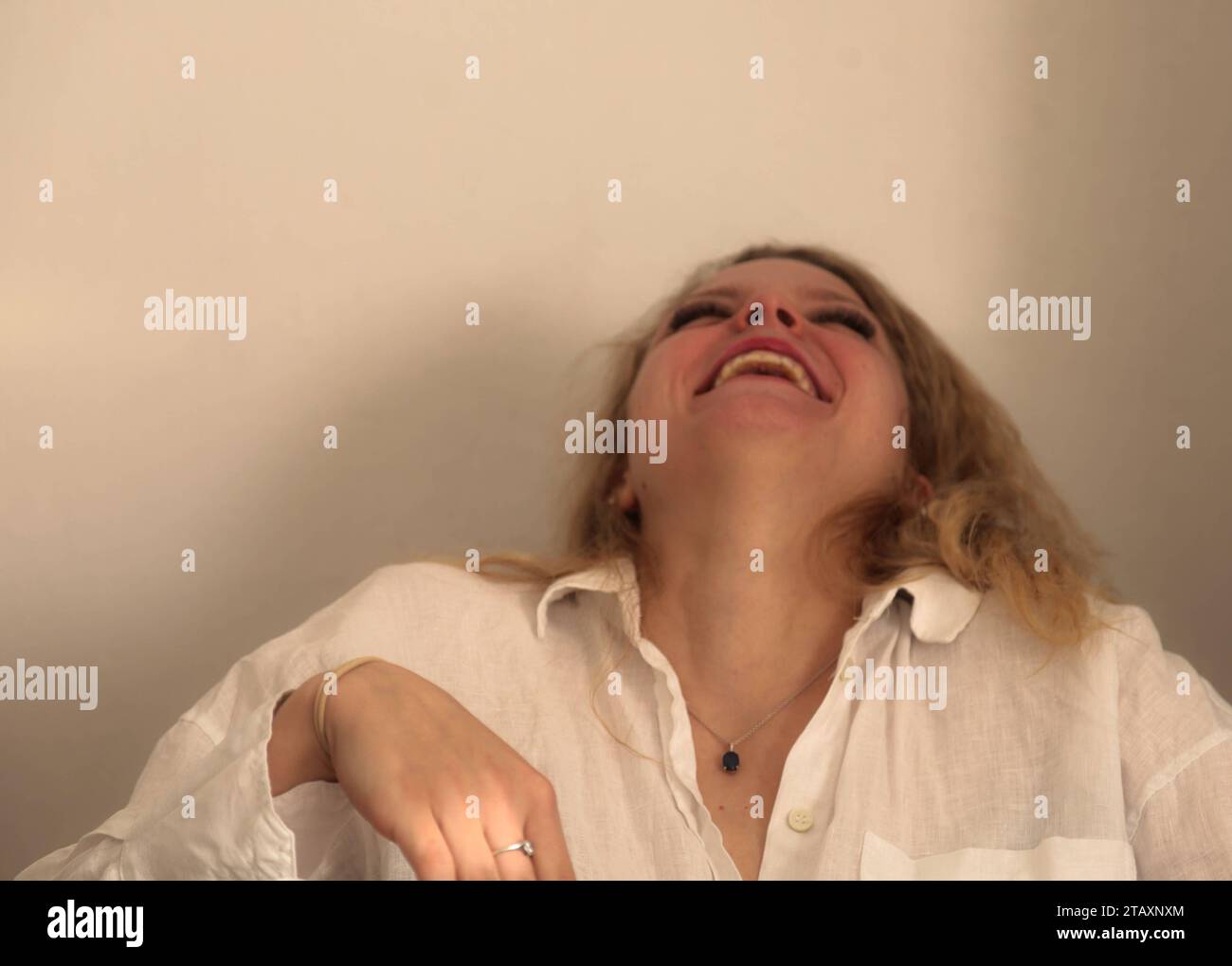 Frau blonde haare lacht hi-res stock photography and images - Alamy Frau blonde haare lacht hi-res stock photography and images - Alamy