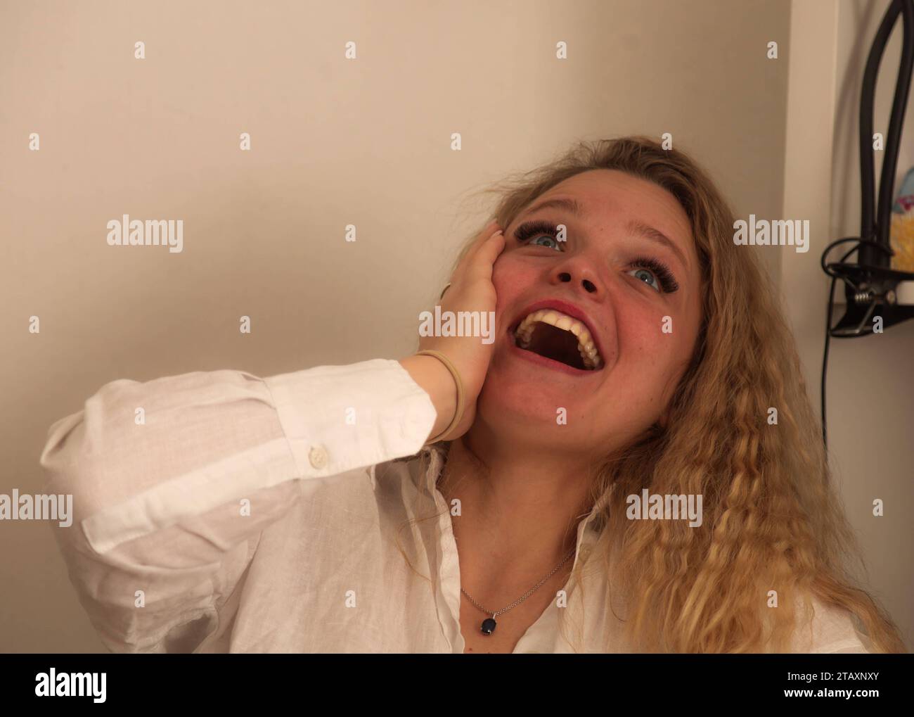 Frau blonde haare lacht hi-res stock photography and images - Alamy Frau blonde haare lacht hi-res stock photography and images - Alamy
