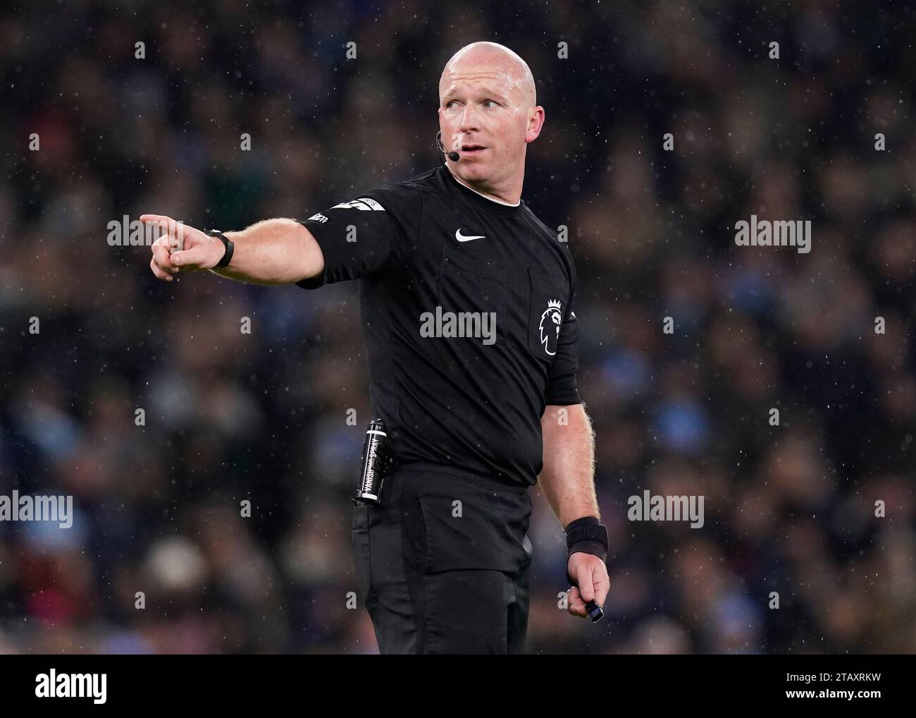 Referee simon hooper hi-res stock photography and images - Alamy
