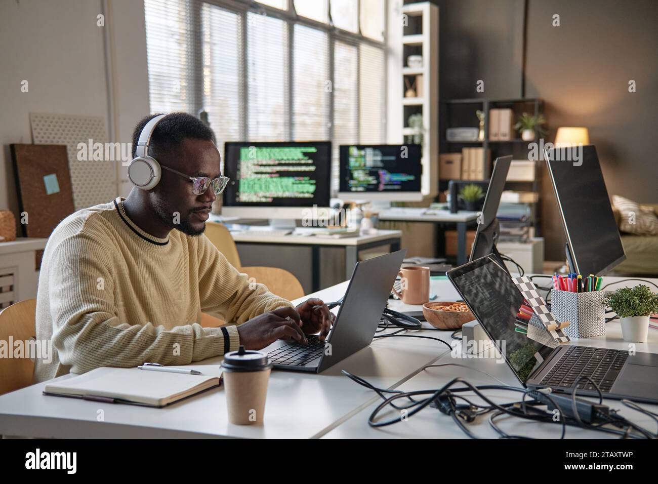 Coding screen africa hi-res stock photography and images - Alamy