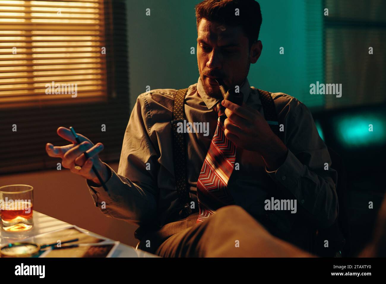 Male police officer detective hi-res stock photography and images - Alamy