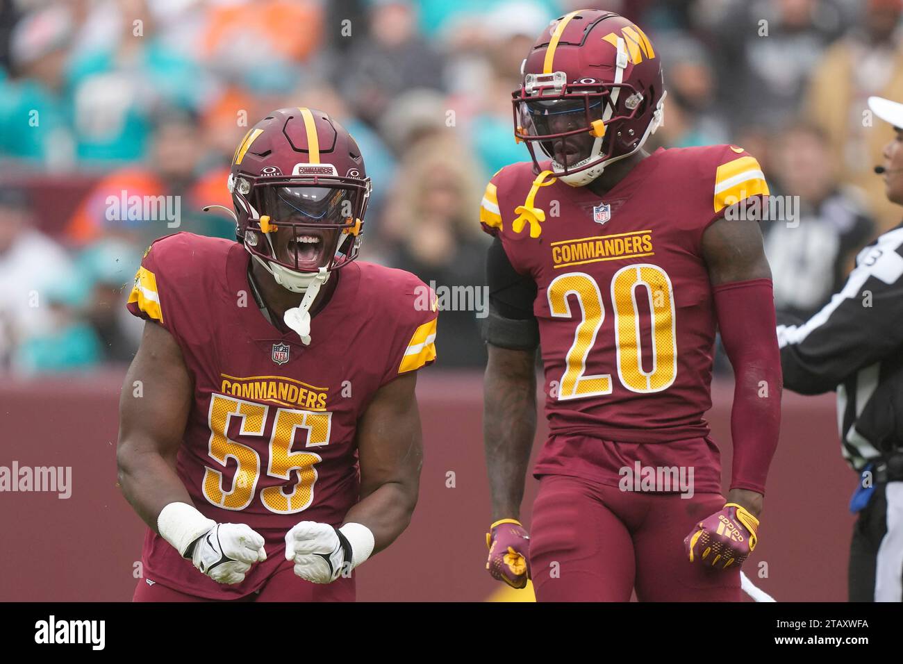 Washington Commanders defensive end KJ Henry (55) celebrates after a ...