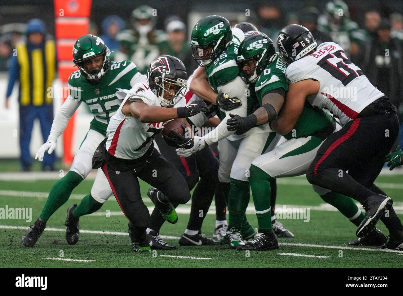 Atlanta Falcons running back Bijan Robinson (7) carries the ball ...