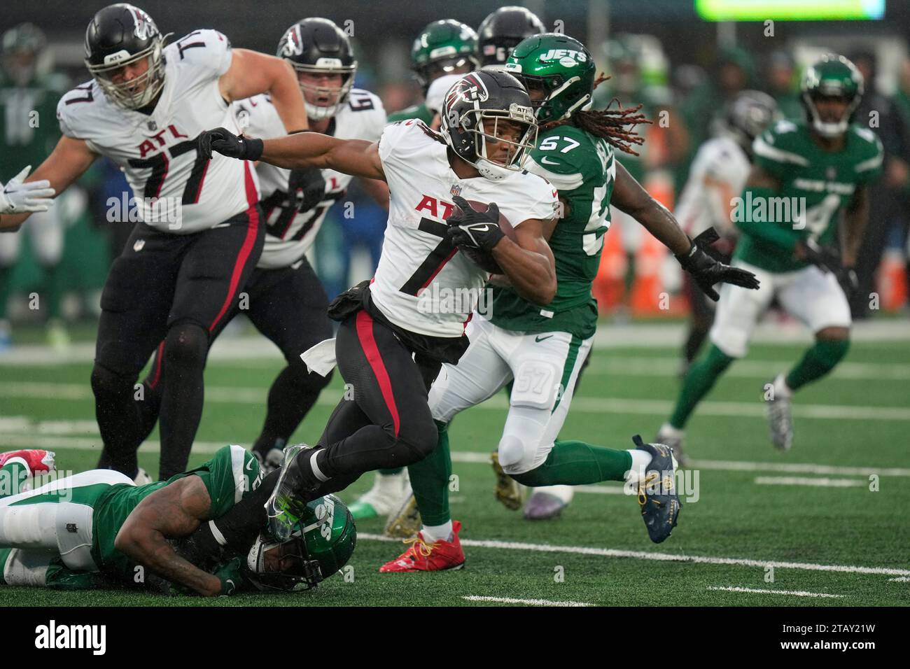Atlanta Falcons running back Bijan Robinson (7) carries the ball ...