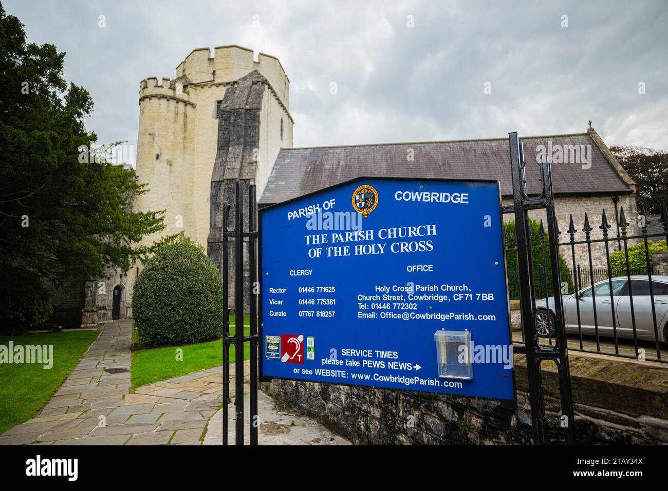 Around world outline world map hi-res stock photography and images - Alamy