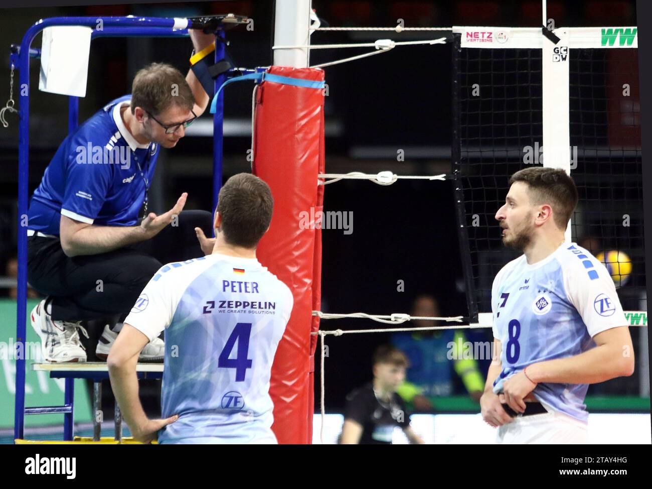 von links Schiri, Tim PETER (Friedrichshafen), Aleksa BATAK ...