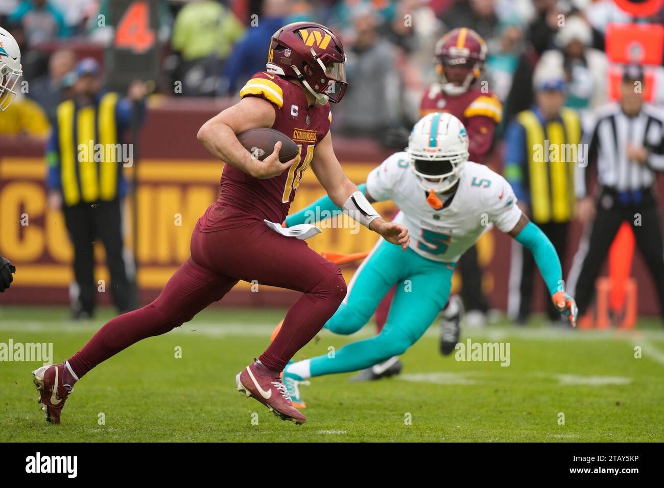 Washington Commanders quarterback Sam Howell (14) runs for a touchdown ...
