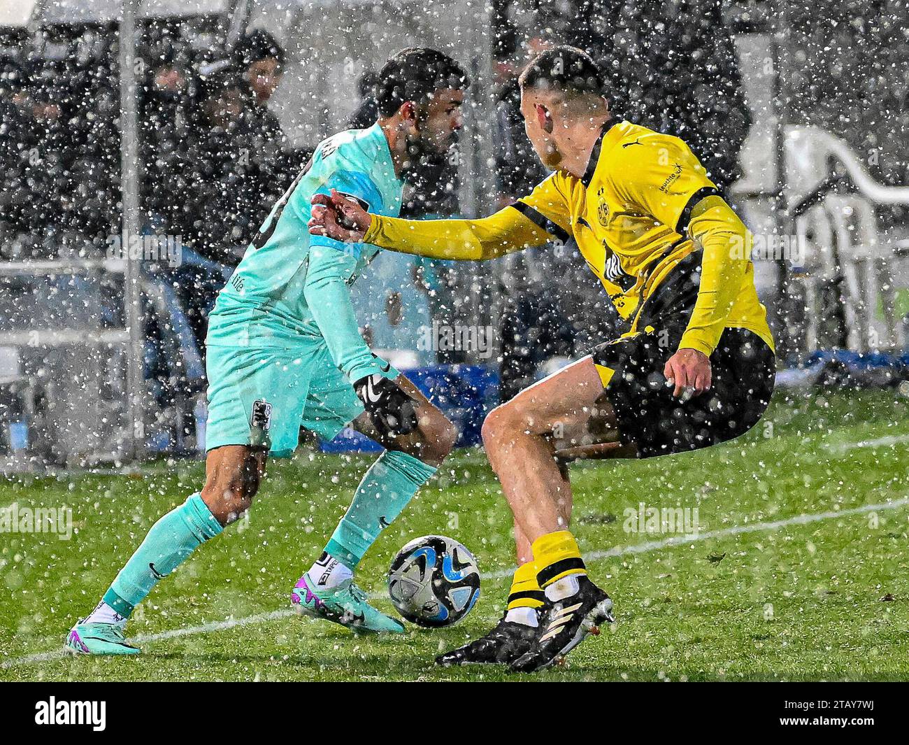 Albion Vrenezi (TSV 1860 Muenchen, #10) versucht im Schneetreiben von ...