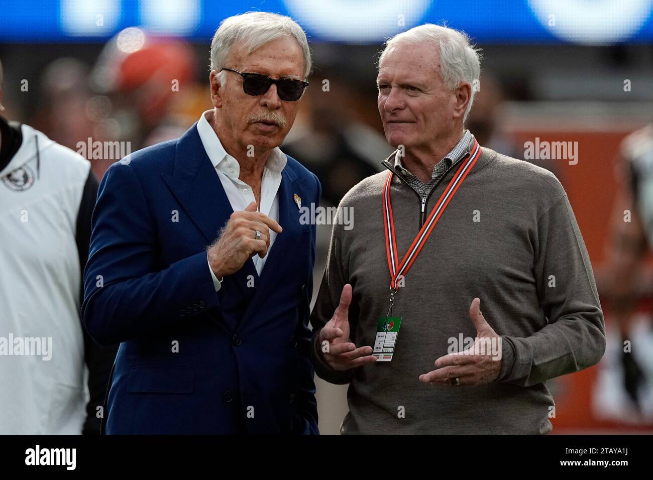 Los Angeles Rams owner Stan Kroenke, left, talks to Cleveland Browns ...