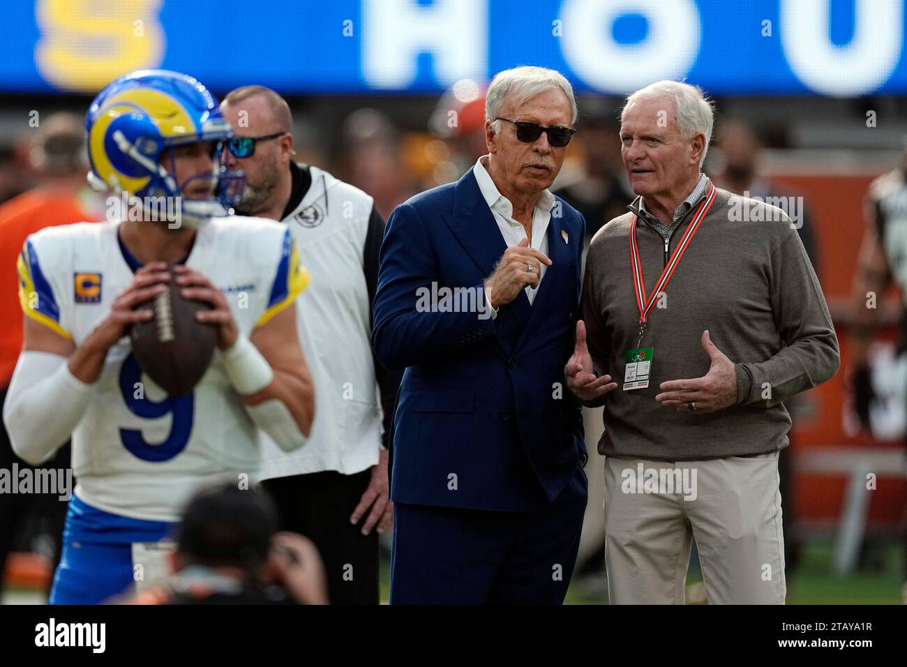 Los Angeles Rams owner Stan Kroenke, left, talks to Cleveland Browns ...