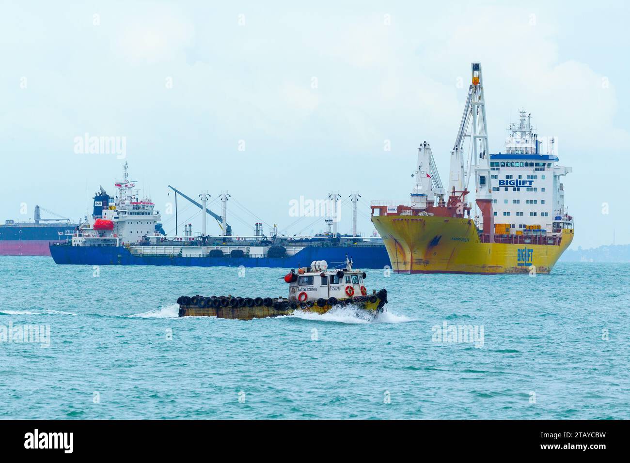 Shipping on the the Straits of Singapore in Singapore Stock Photo - Alamy