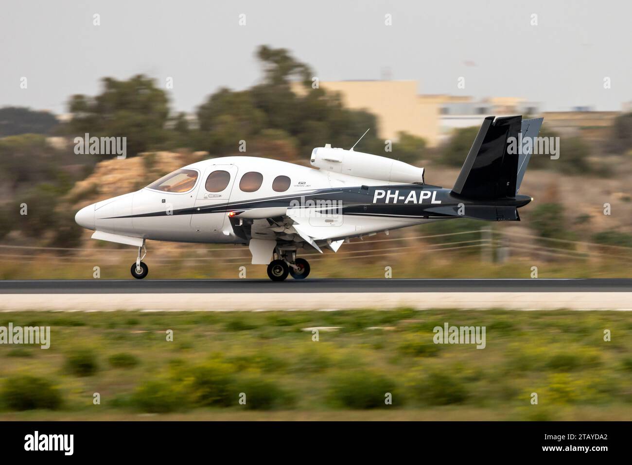A private Cirrus SF-50 Vision G2 (Reg.: PH-APL) arriving in low light ...