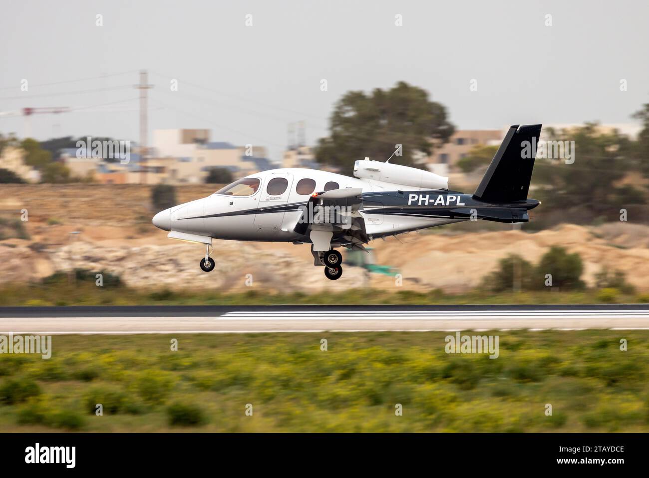 A private Cirrus SF-50 Vision G2 (Reg.: PH-APL) arriving in low light ...