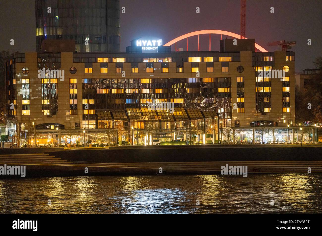 Das Hyatt Regency Hotel am Rhein, in Köln Deutz, dahinter der ...