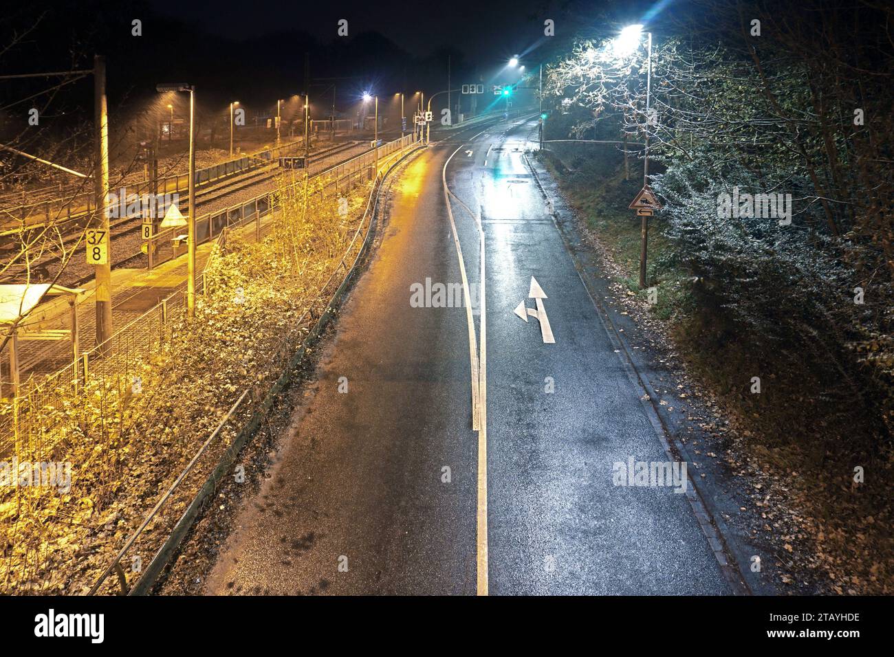 Widrige Verkehrsverhältnisse Einsetzender Schneefall bei Dunkelheit ...