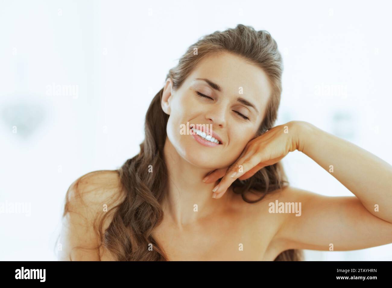 Beautiful woman enjoying oil hi-res stock photography and images - Alamy