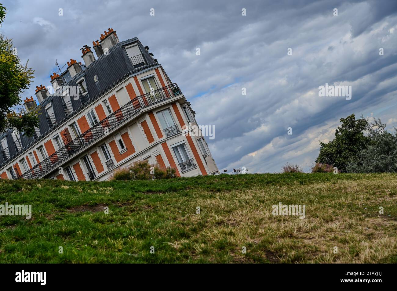 Paris, Montmartre hill, the sinking house Stock Photo - Alamy