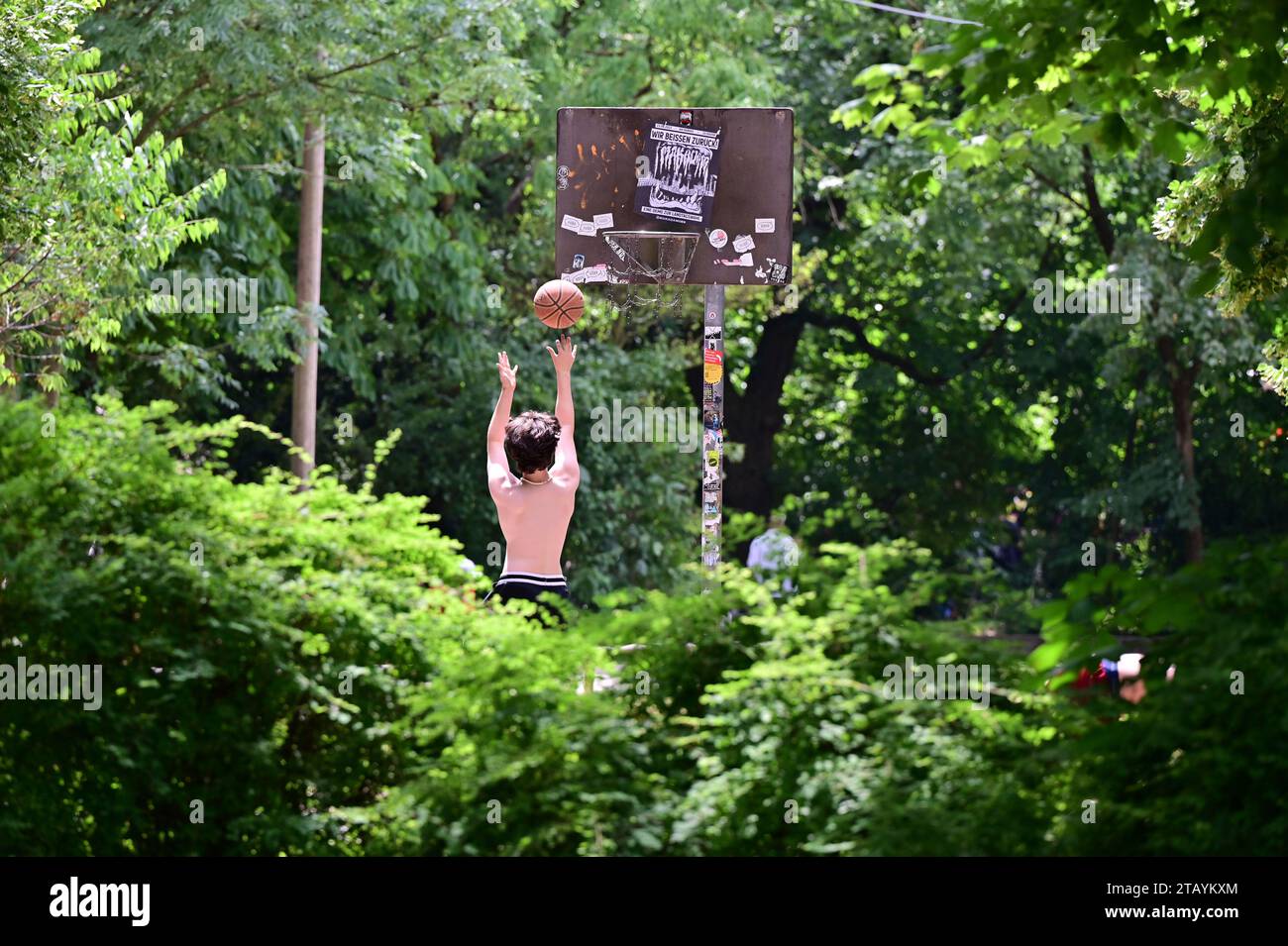Streetball players in park hi-res stock photography and images - Alamy
