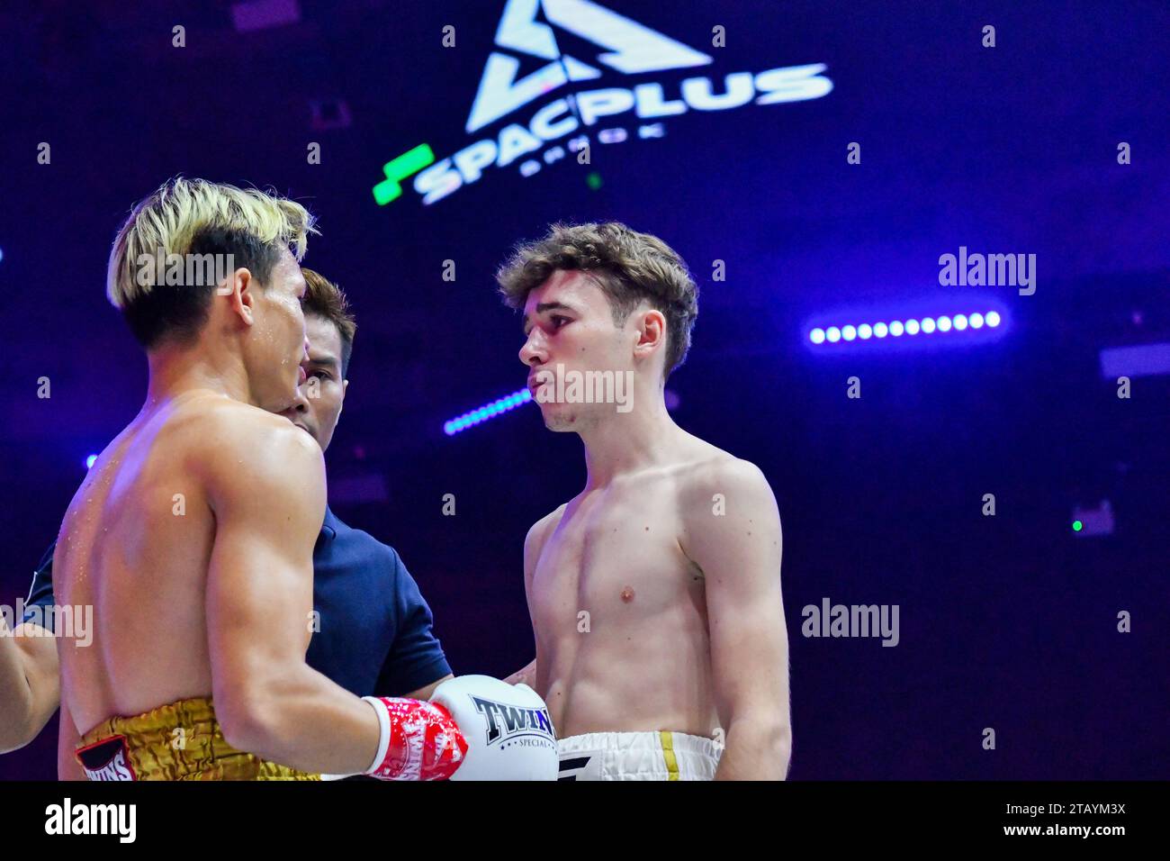 Youtuber boxing hi-res stock photography and images - Alamy