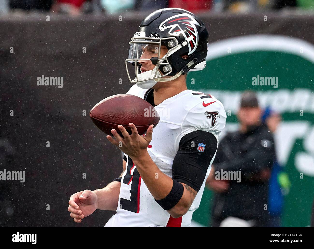 Atlanta Falcons quarterback Desmond Ridder (9) during warm up prior to ...