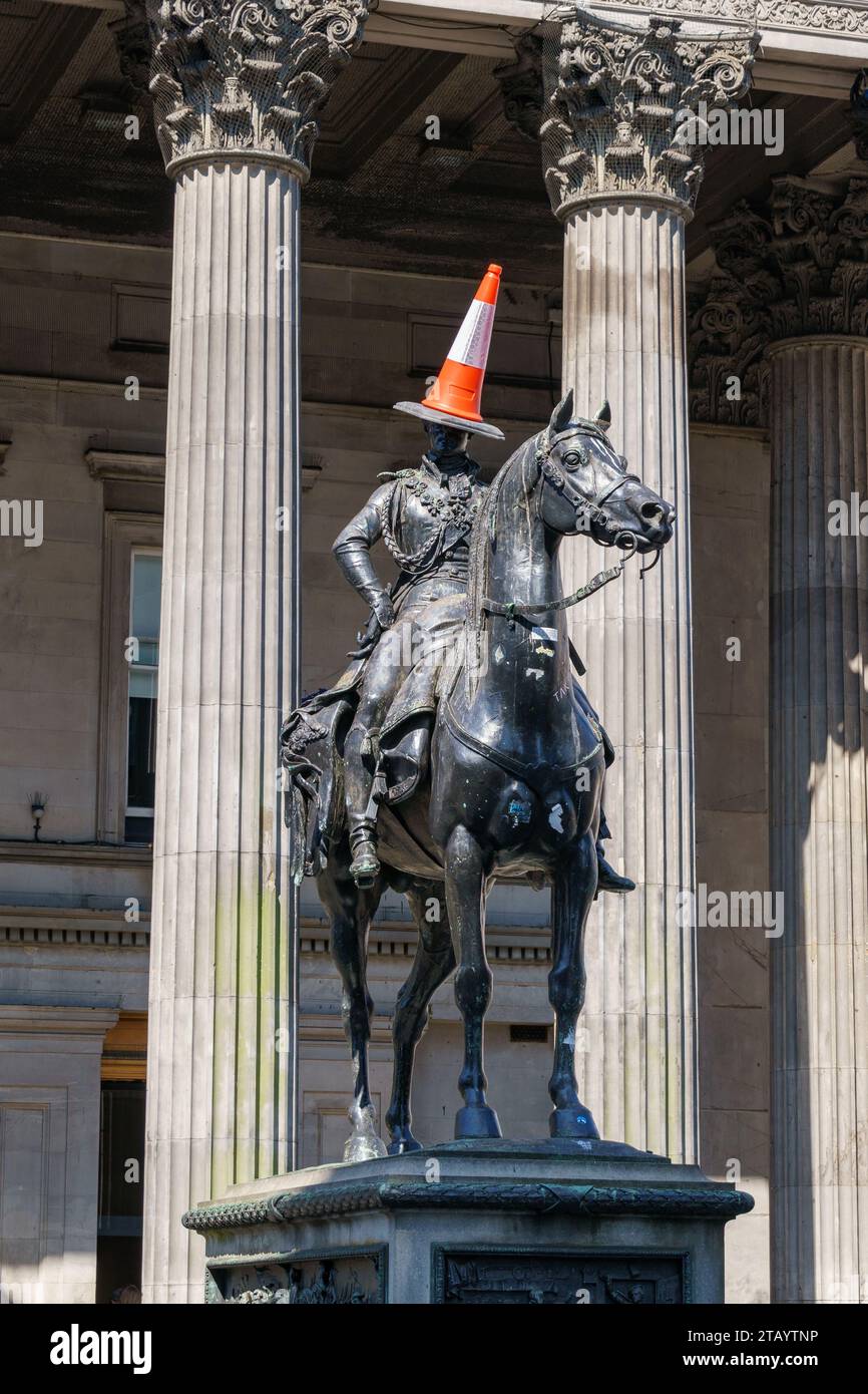Duke of Wellington statue in Glasgow, Scotland - view in front of the ...
