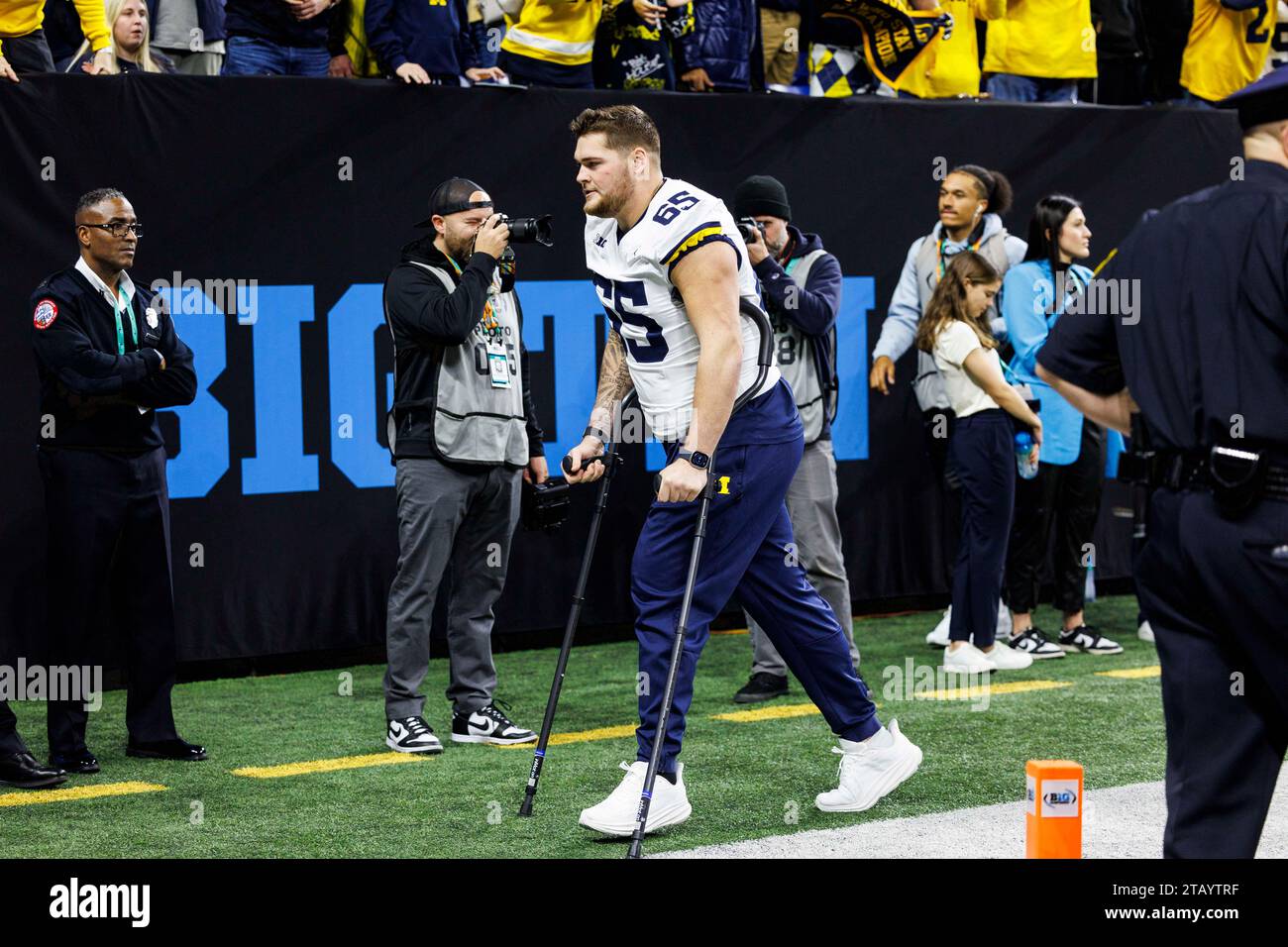 USA. 02nd Dec, 2023. December 02, 2023: Michigan offensive lineman Zak ...