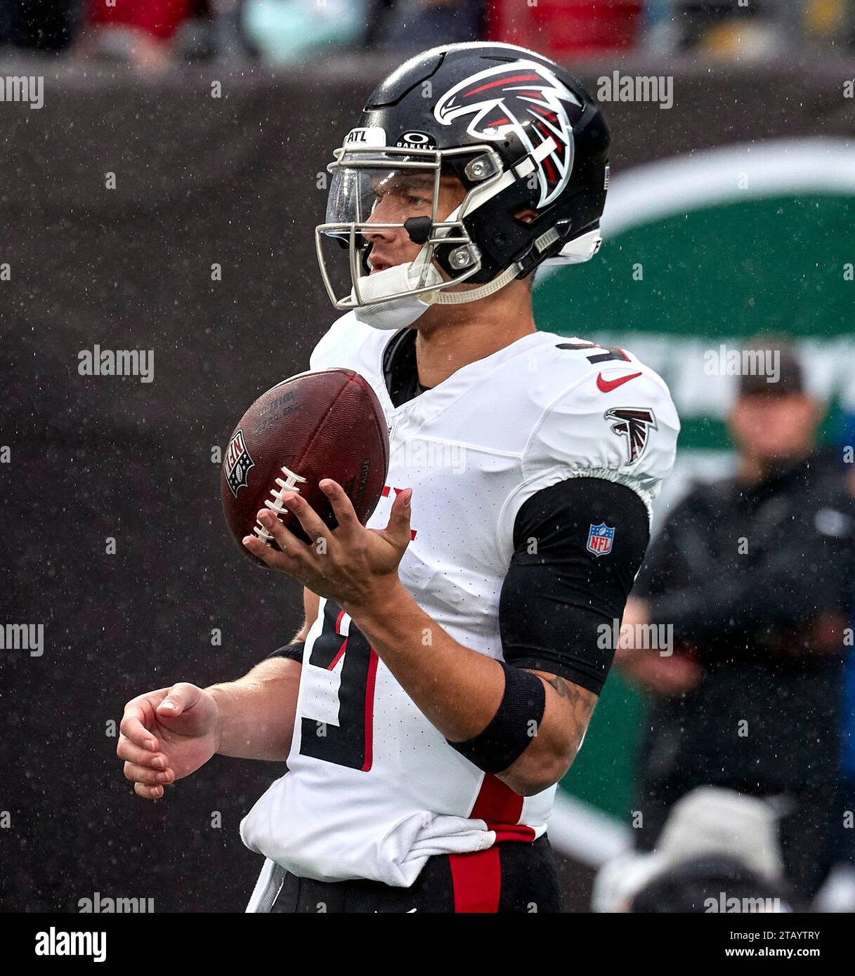 Atlanta Falcons quarterback Desmond Ridder (9) during warm up prior to ...