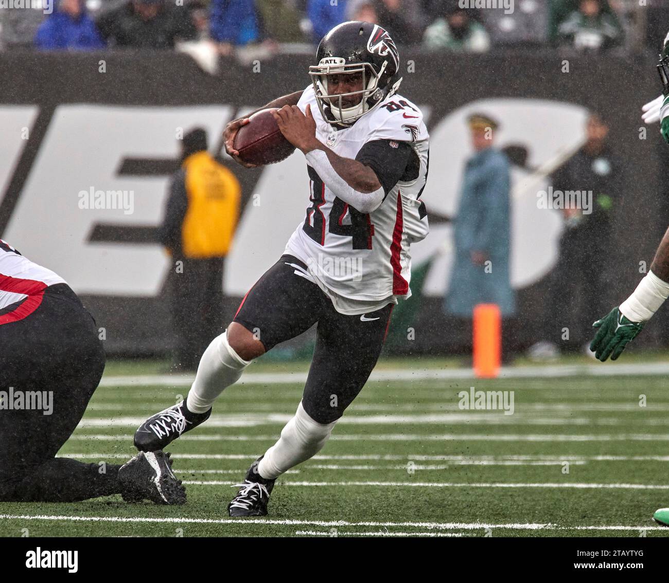 Atlanta Falcons running back Cordarrelle Patterson (84) looks for ...