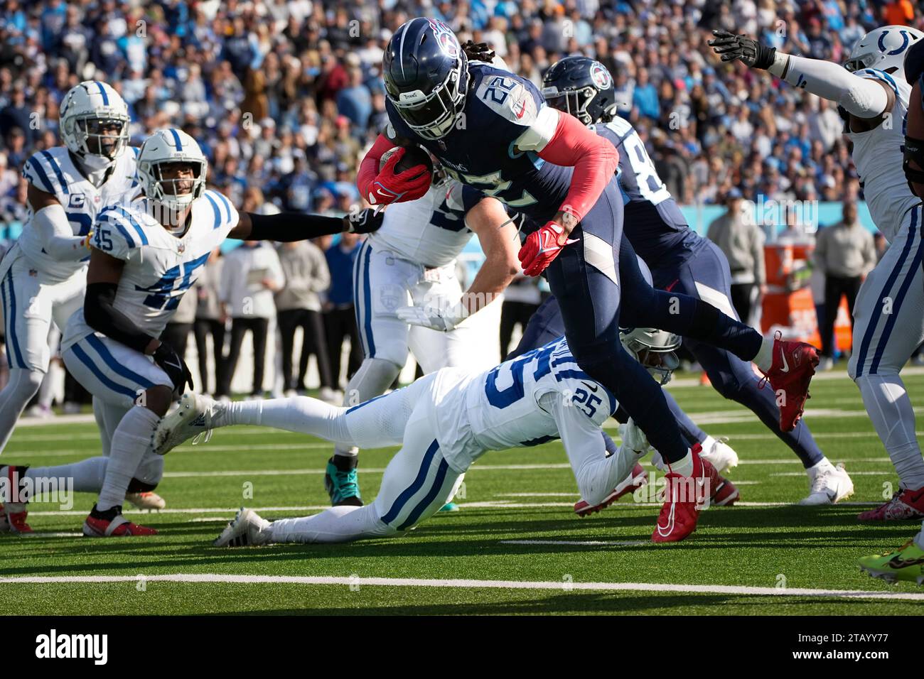 Tennessee Titans running back Derrick Henry (22) dives into the end ...