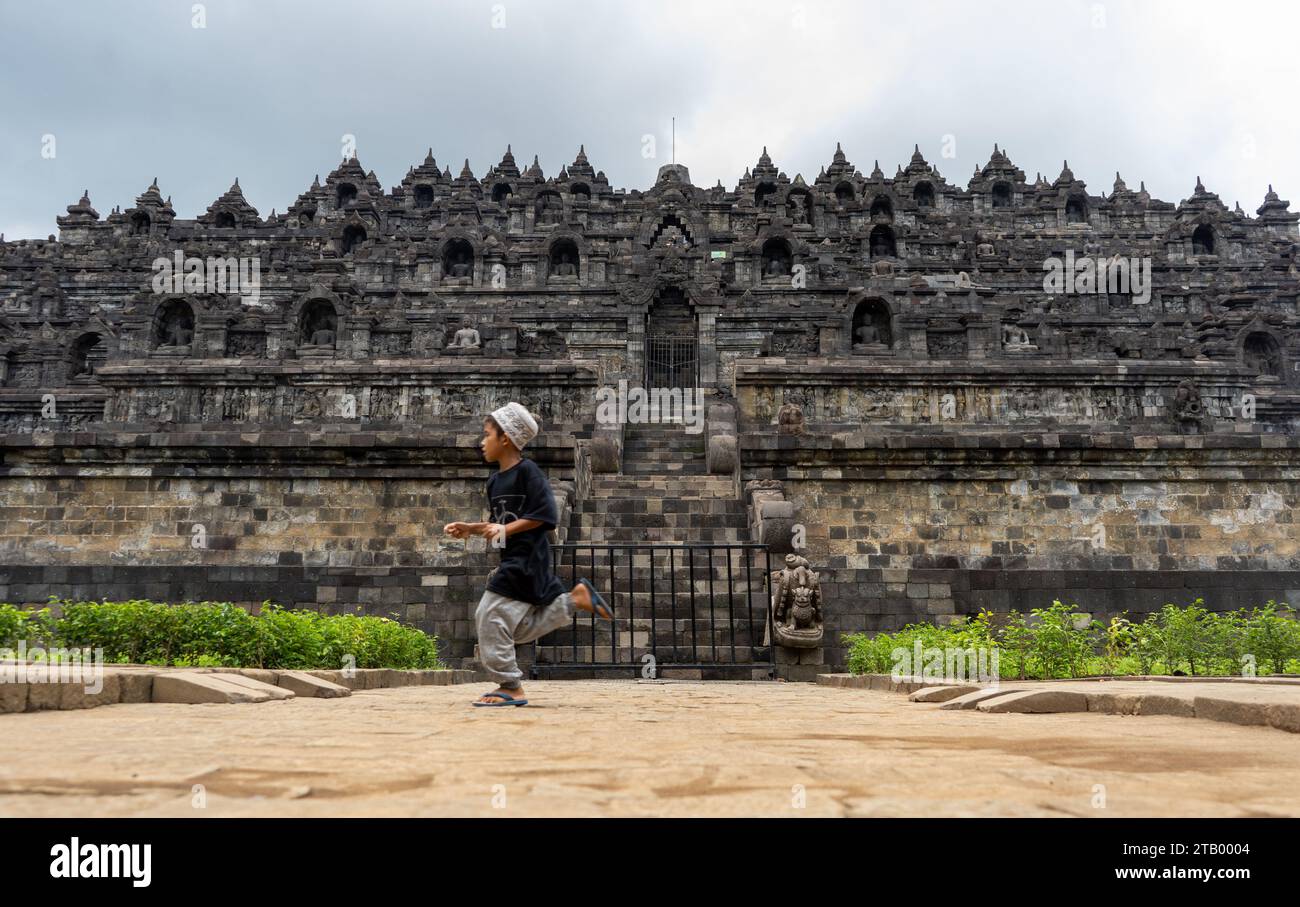 Homagama, Homagama, Sri Lanka. 2nd Dec, 2023. A child running infront ...