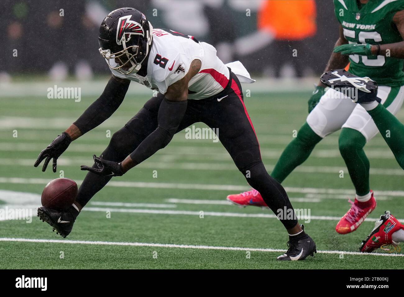 Atlanta Falcons tight end Kyle Pitts (8) drops a pass during the first ...