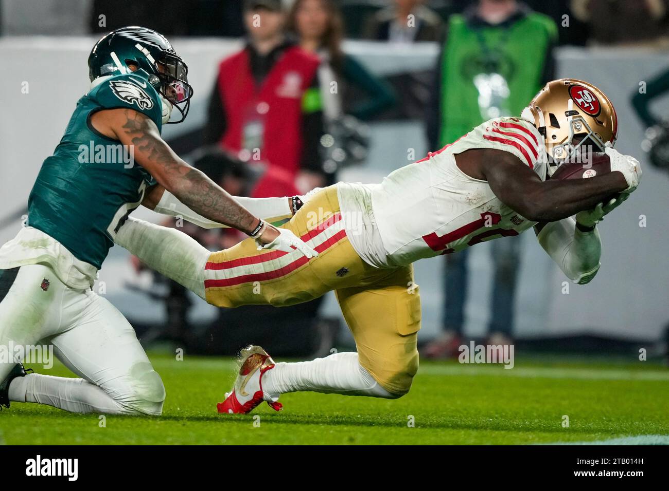 San Francisco 49ers wide receiver Deebo Samuel, right, dives in for a ...