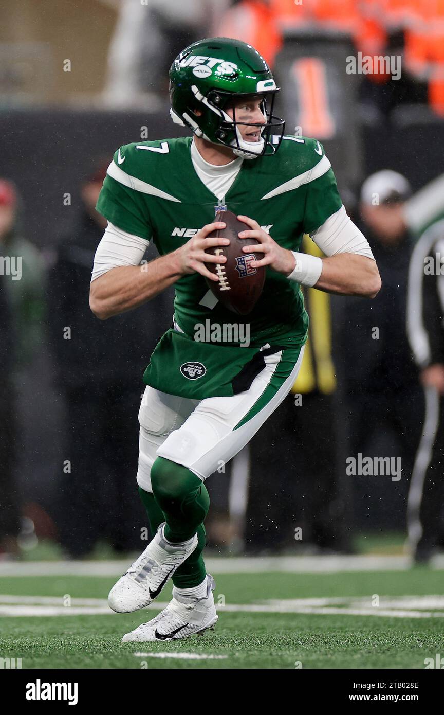 New York Jets quarterback Tim Boyle (7) looks to pass against the ...
