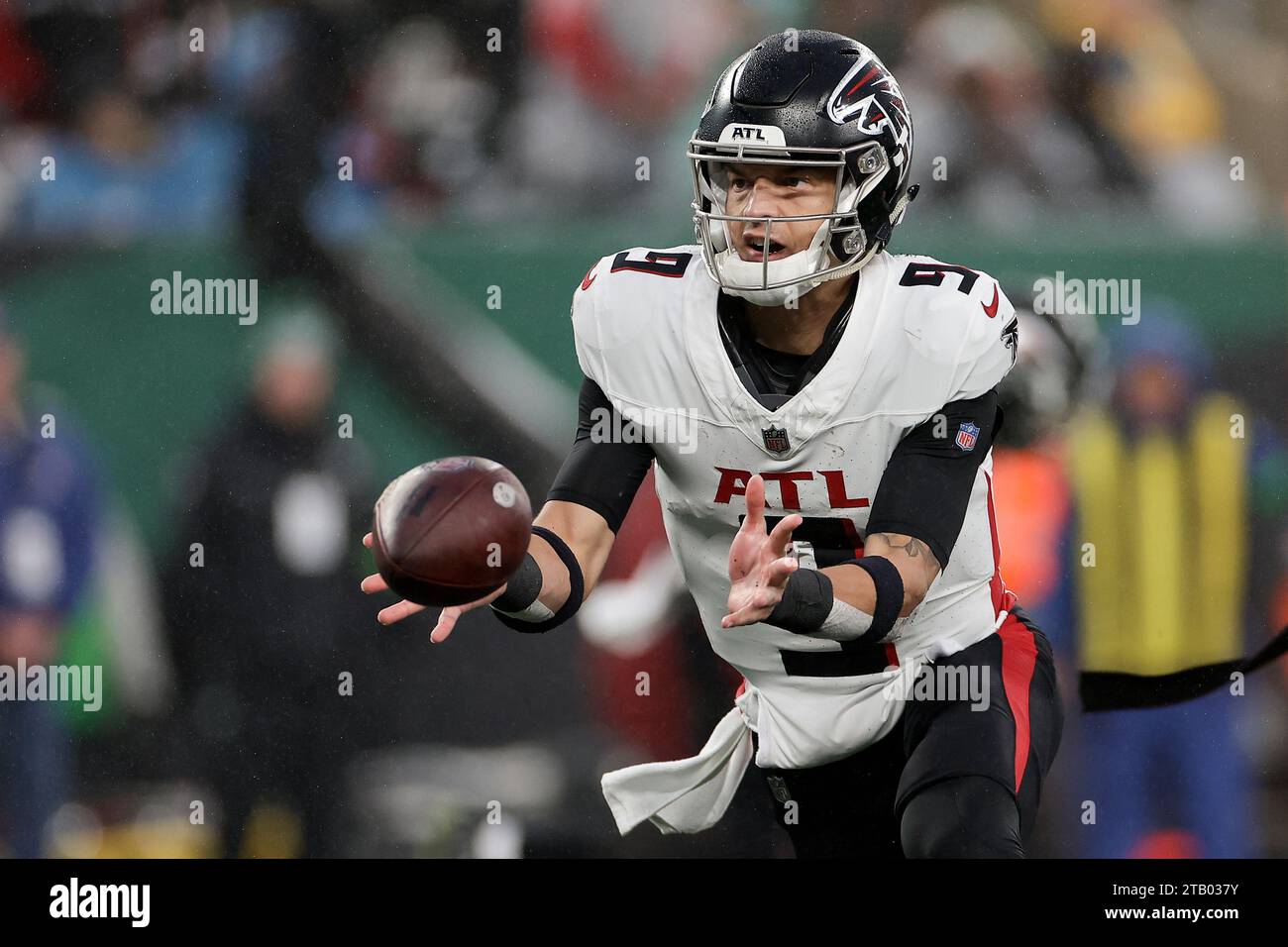 Atlanta Falcons quarterback Desmond Ridder (9) tosses a lateral pass ...