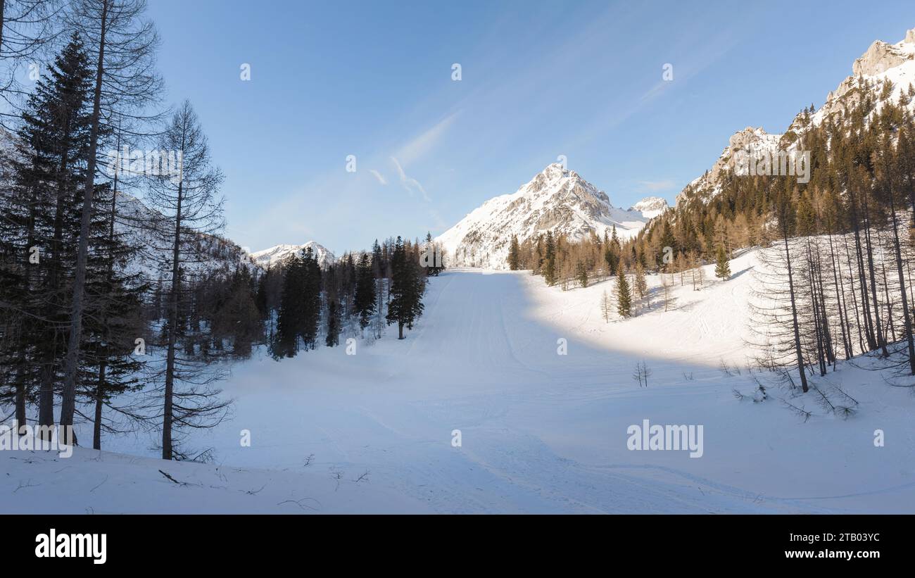 Winter landscape view valley hi-res stock photography and images - Alamy