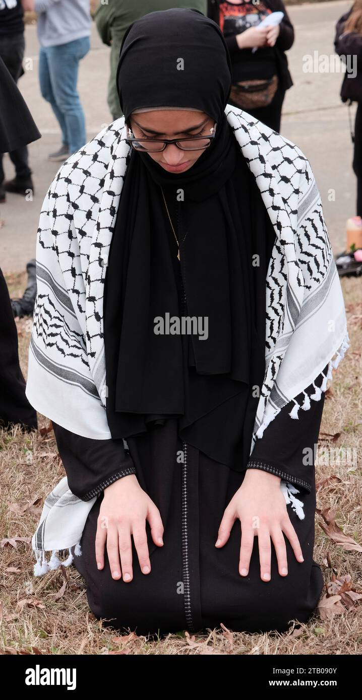 Atlanta, Georgia, USA. 3rd Dec, 2023. A Muslim woman, previously joined ...