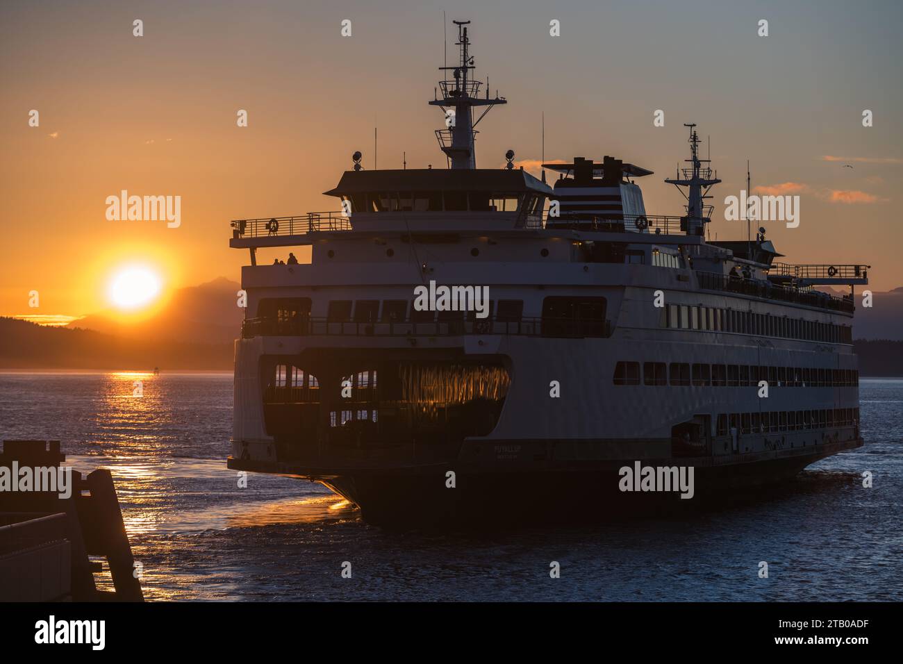 Seattle, USA. 4 Oct, 2023. Golden hour at the Colman Ferry Terminal on ...