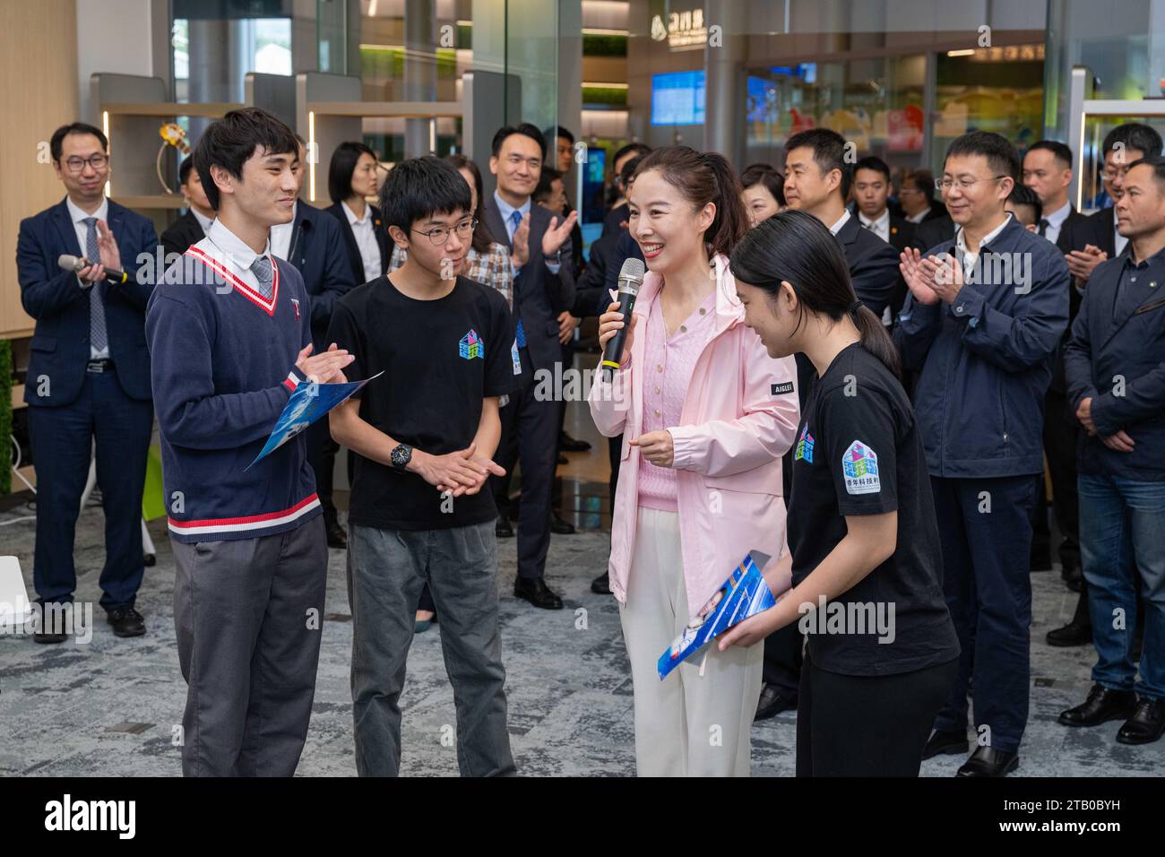 Macao, China. 3rd Dec, 2023. Wang Yaping (2nd R, front), a crew member ...
