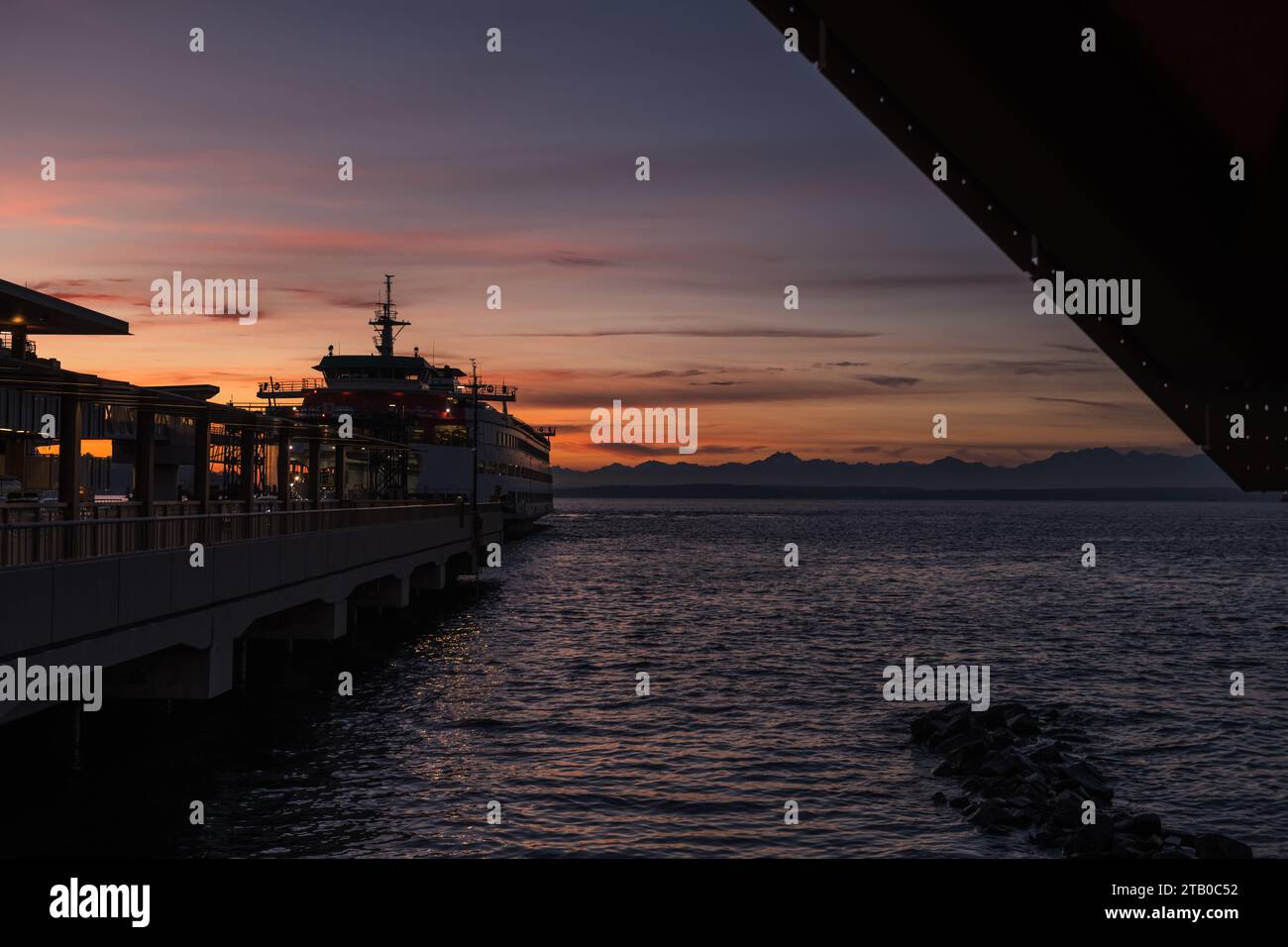 Seattle, USA. 26 Nov, 2023. Golden hour at the Colman Ferry Terminal on ...