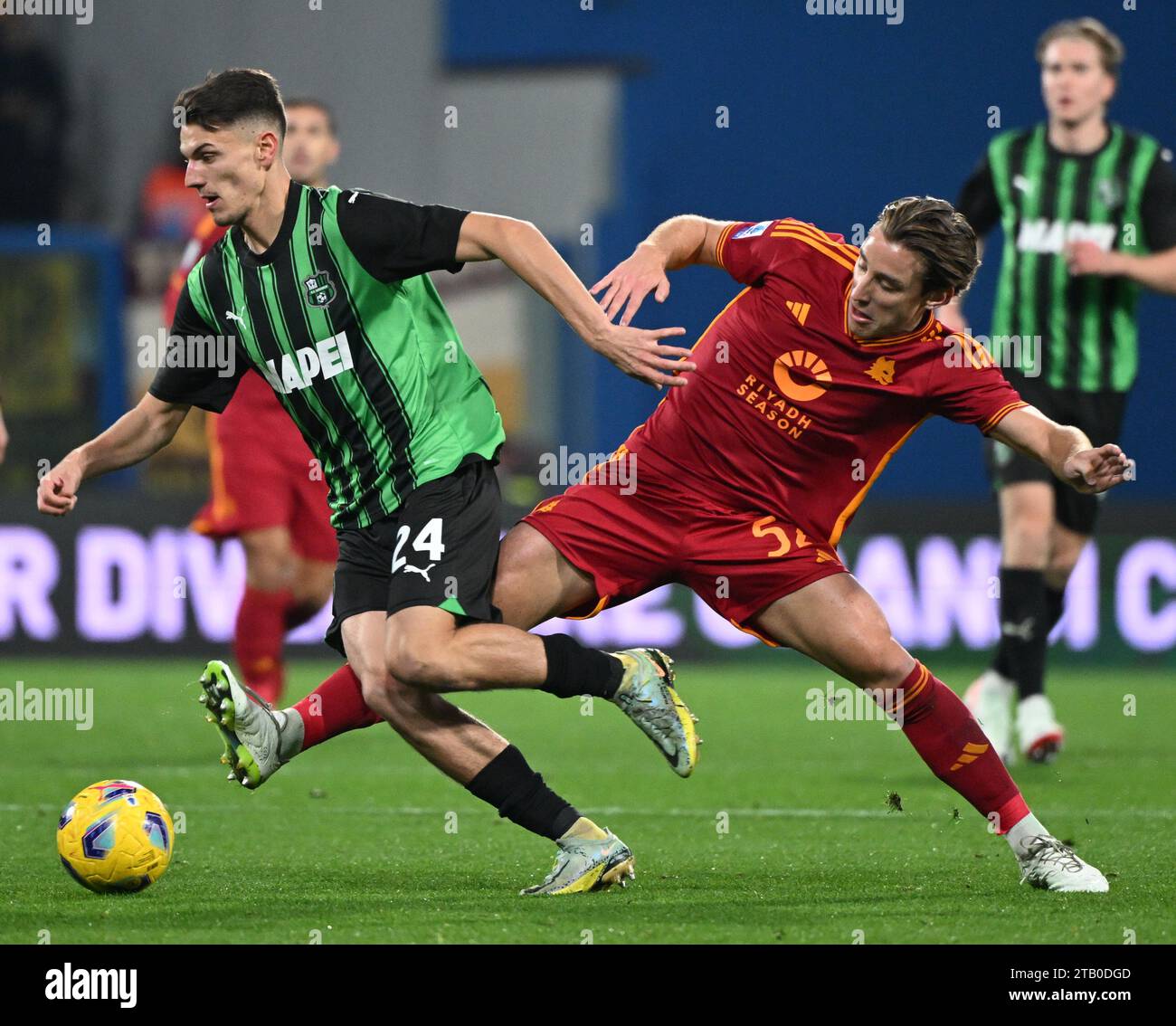 Reggio Emilia, Italy. 3rd Dec, 2023. Roma's Edoardo Bove (front R) vies ...