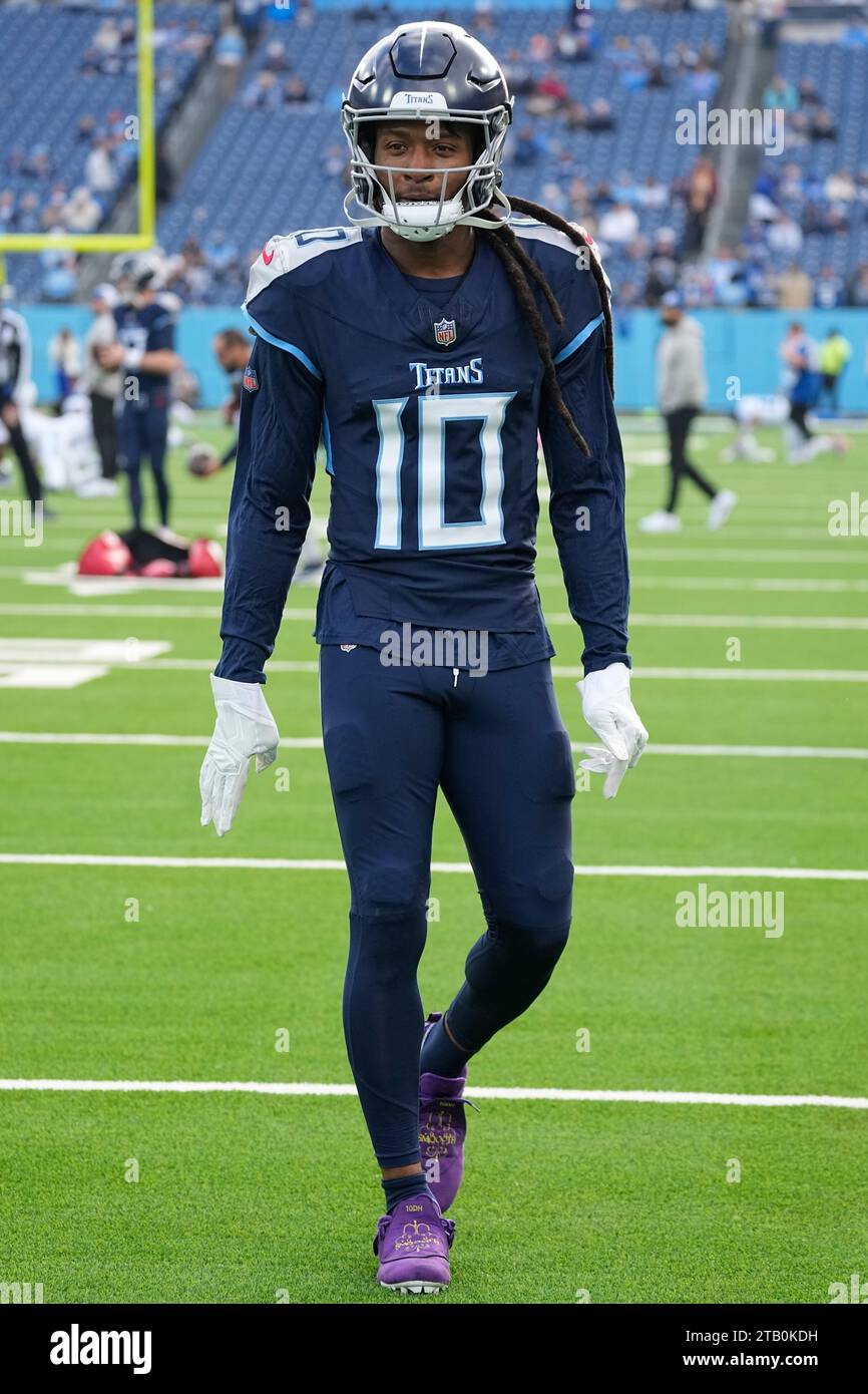 Tennessee Titans wide receiver DeAndre Hopkins (10) warms up before an NFL football game against ...