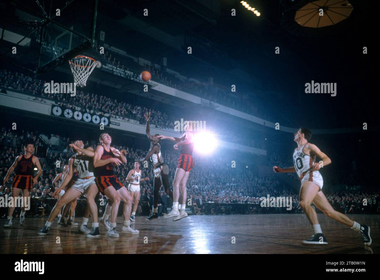 NEW YORK, NY - DECEMBER 6: Ray Felix #19 of the New York Knicks shoots ...