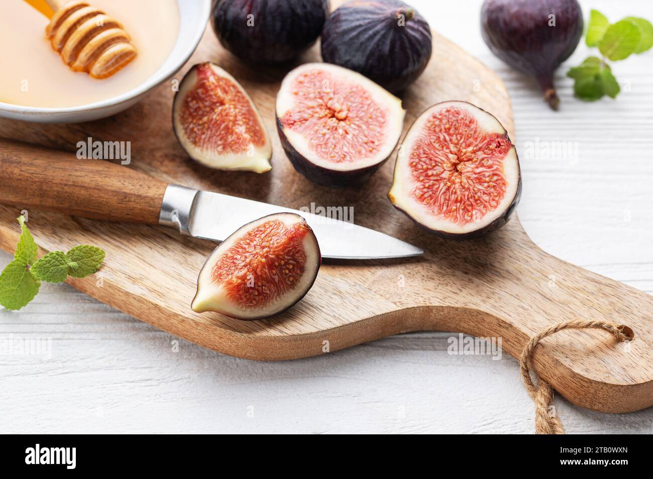 Whole and sliced fresh ripe figs Stock Photo - Alamy