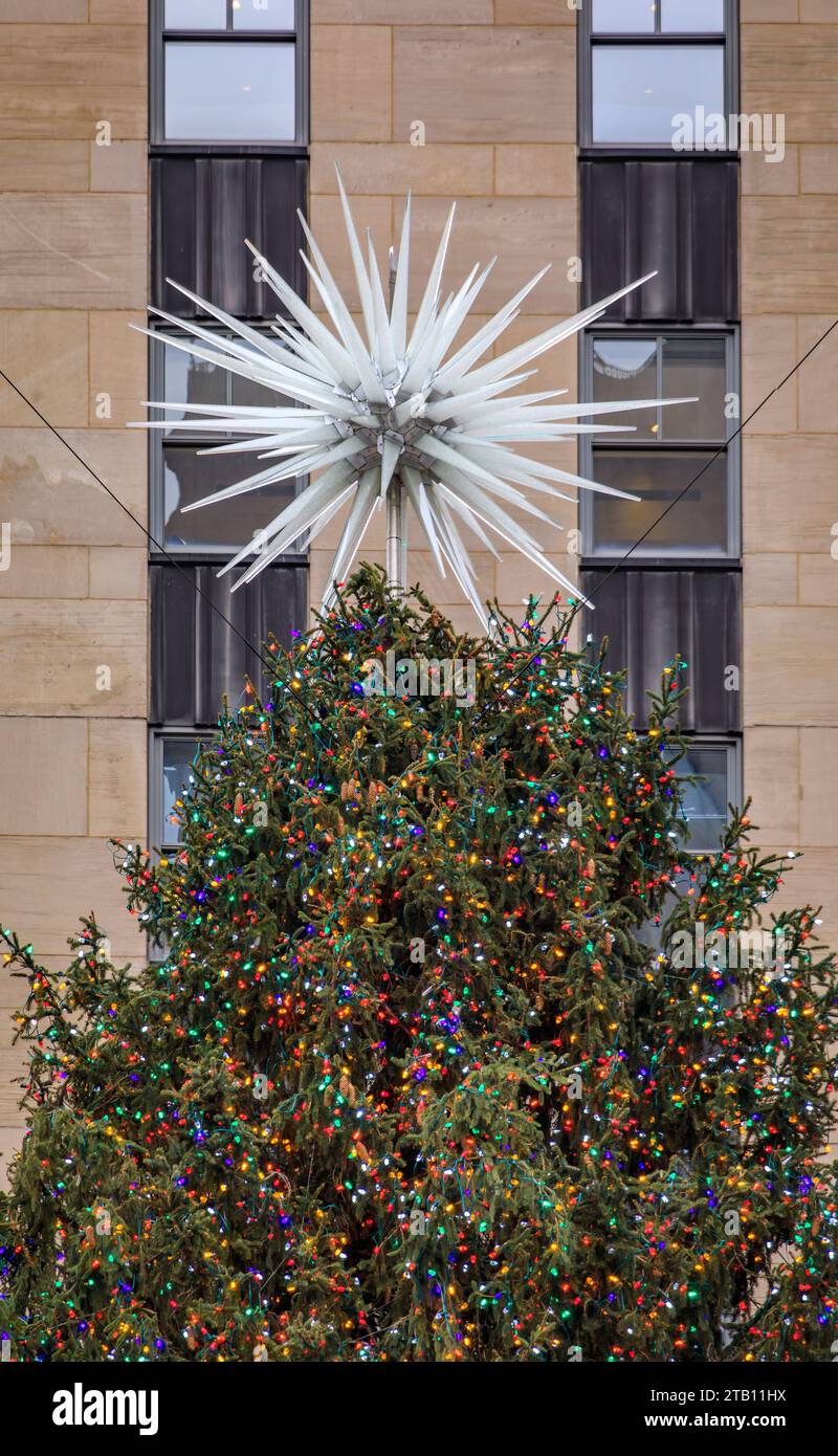 New York, USA - December 01, 2023: Christmas tree topper at the famous ...