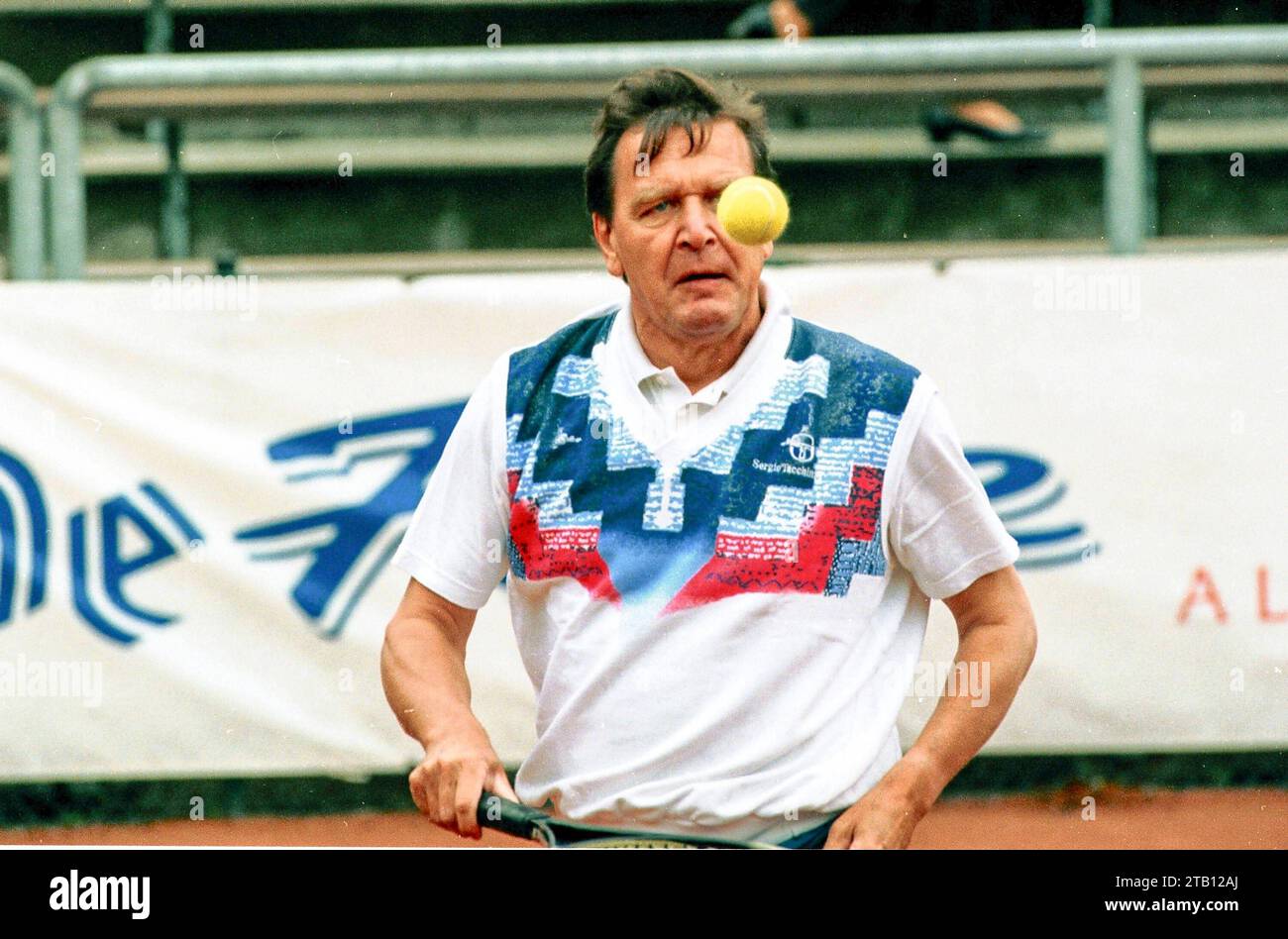 Gerhard Schröder als Tennisspieler am 25.09.1996 beim HTV Hannover ...